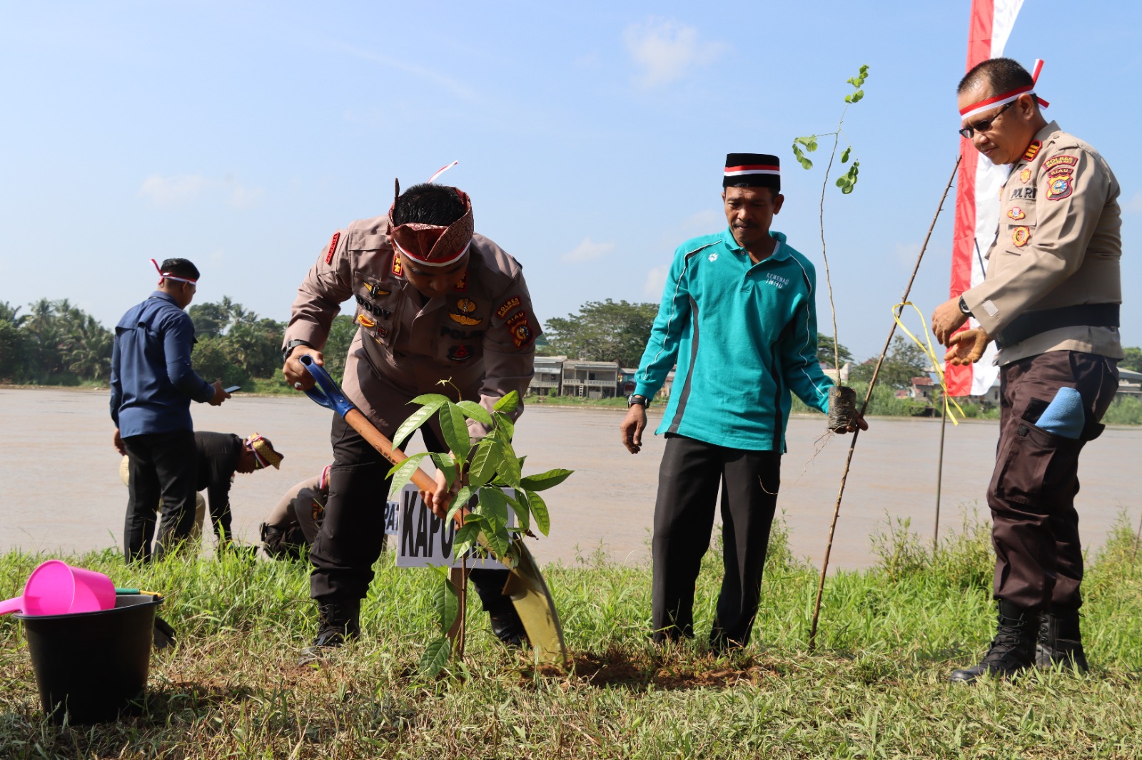 Teluk Erong Dihijaukan, Ini Pesan Kapolres Inhu Saat Tanam Pohon ...