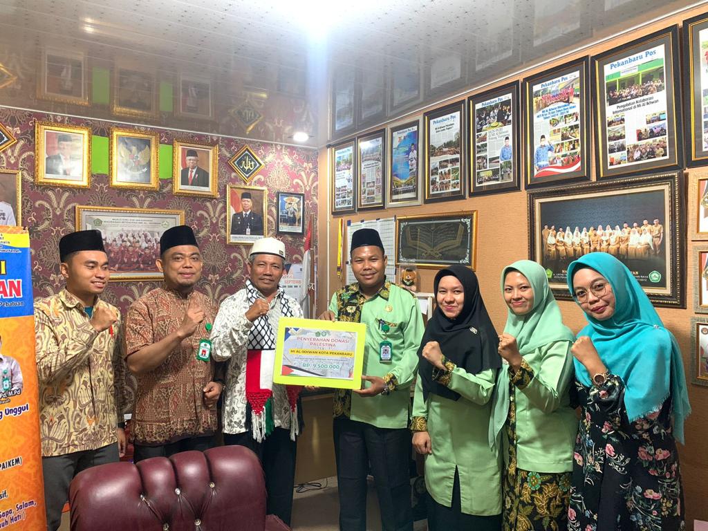 MI Al Ikhwan Serahkan 9.5 juta Donasi Peduli Palestina - Pekanbaru Pos