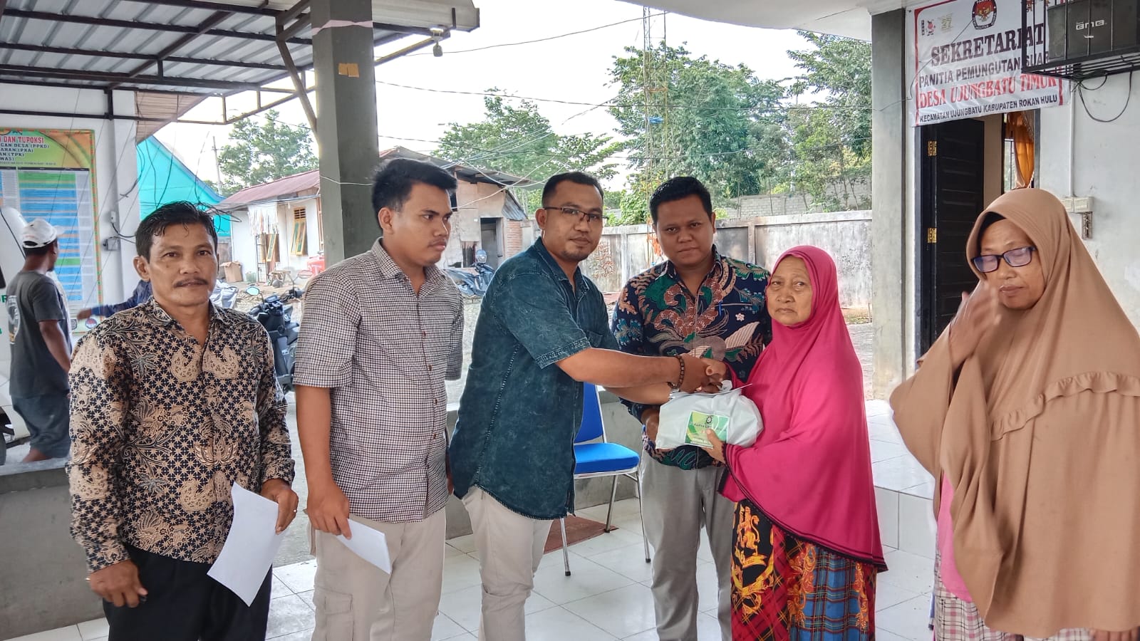 Program KCN Peduli, Dua Ratus Lebih Paket Sembako Lengkap Disebar di ...