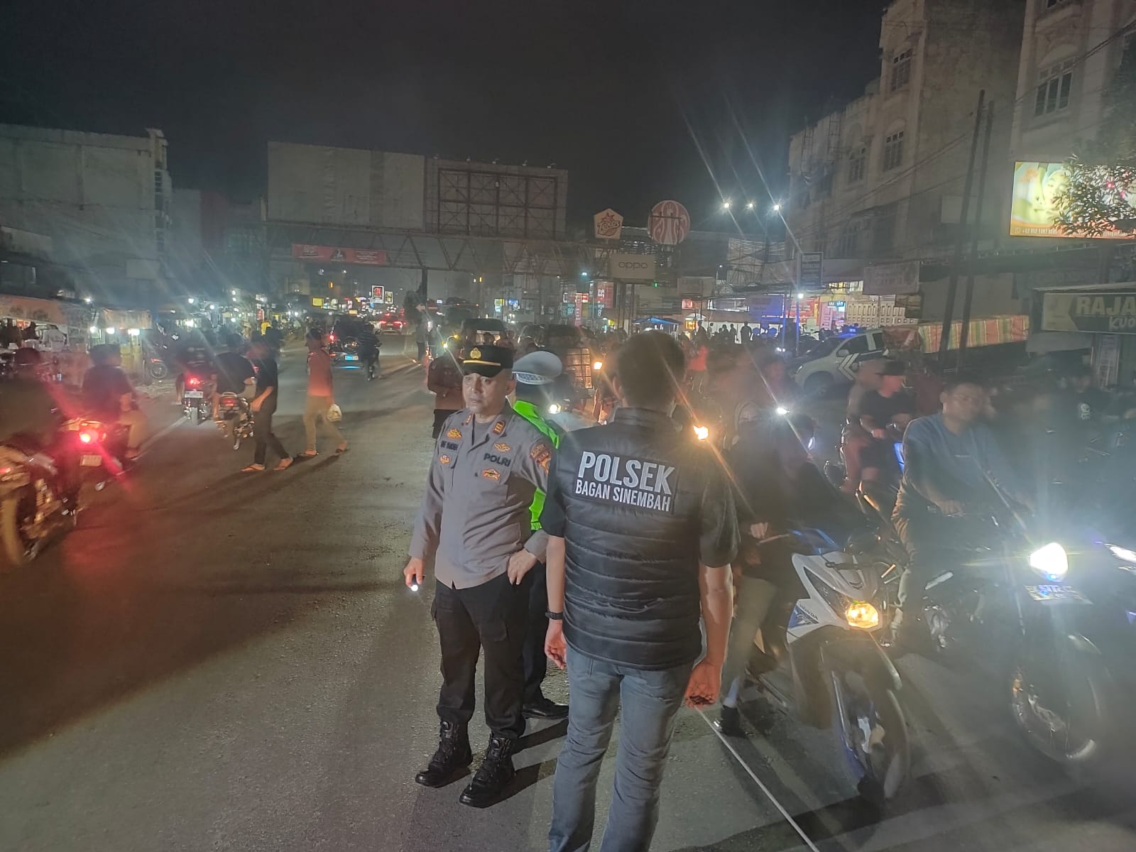 Sambut Tahun 2025, Ribuan Warga Padati Jalan Jenderal Sudirman Bagan ...