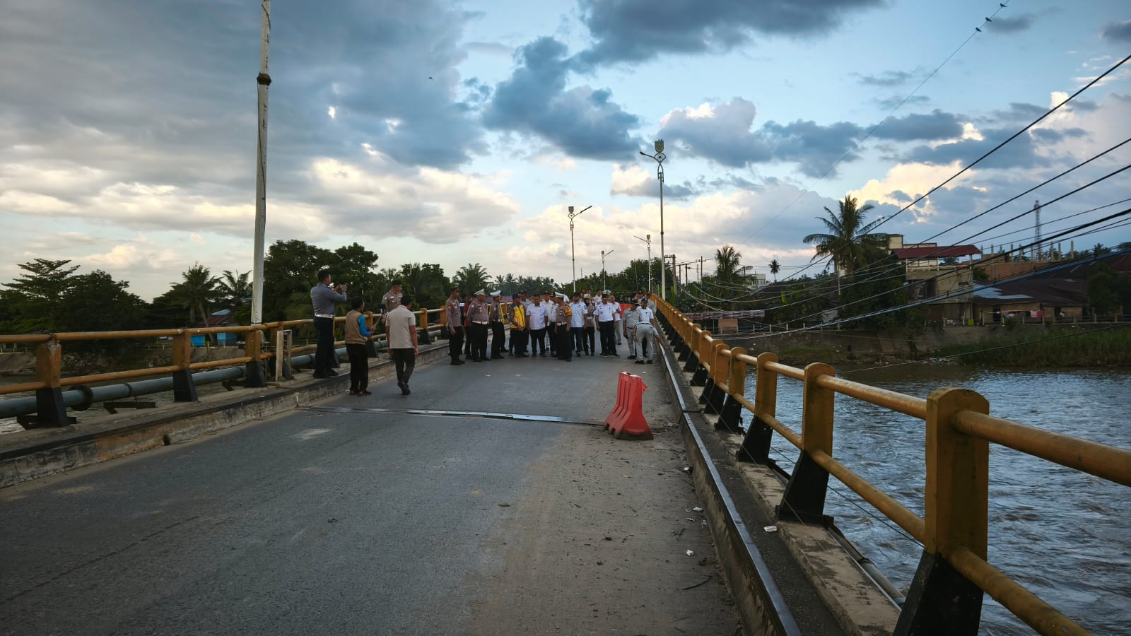 Jembatan Ujung Batu Rokan Hulu Diberlakukan Buka Tutup - Pekanbaru Pos