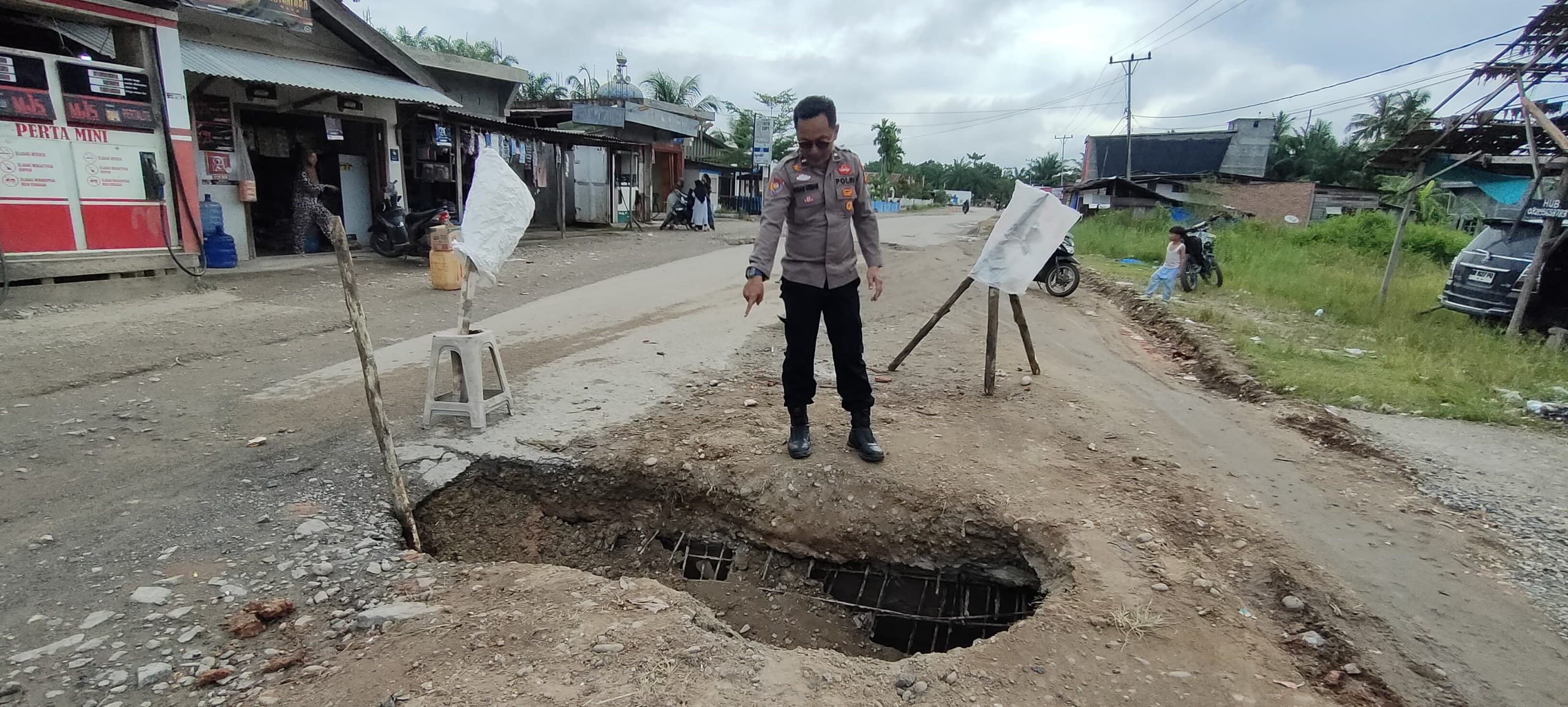 Box Culvert di Jalan Jendral Sudirman Jebol, Jalan Poros Kubu Terancam ...