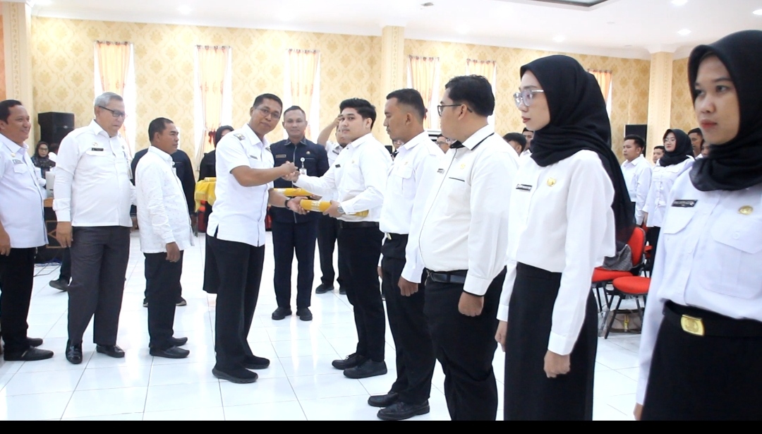 Wabup Rohil Serahkan SK 71 Orang CPNS Formasi 2024 - Pekanbaru Pos