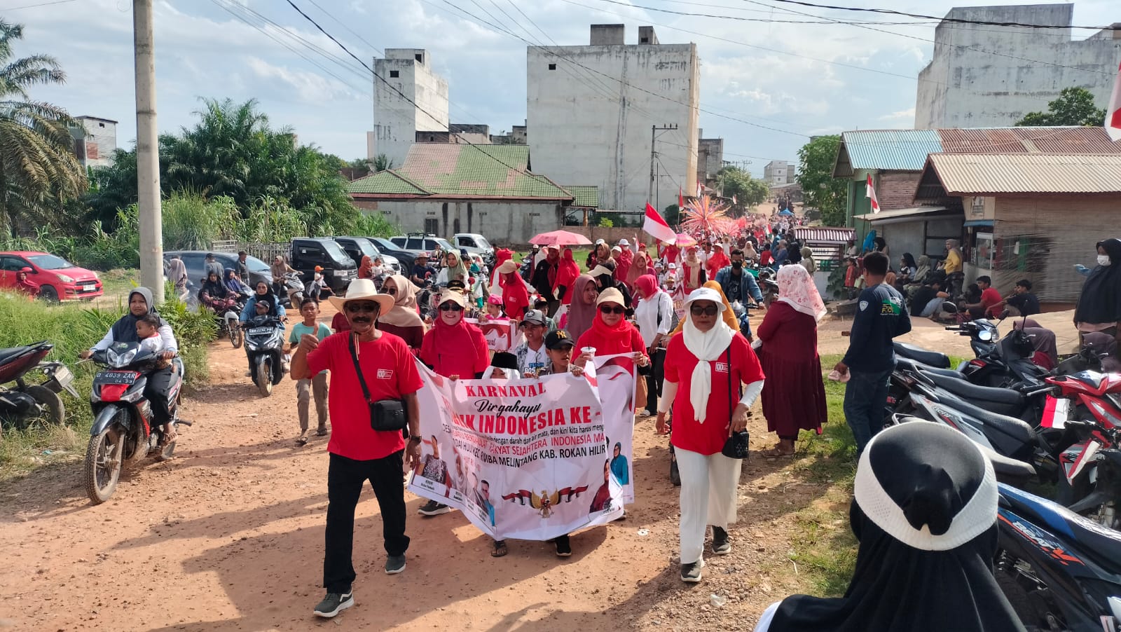 Antusias Ribuan Peserta Meriahkan Karnaval HUT RI Ke-80 Lenggadai Hulu ...