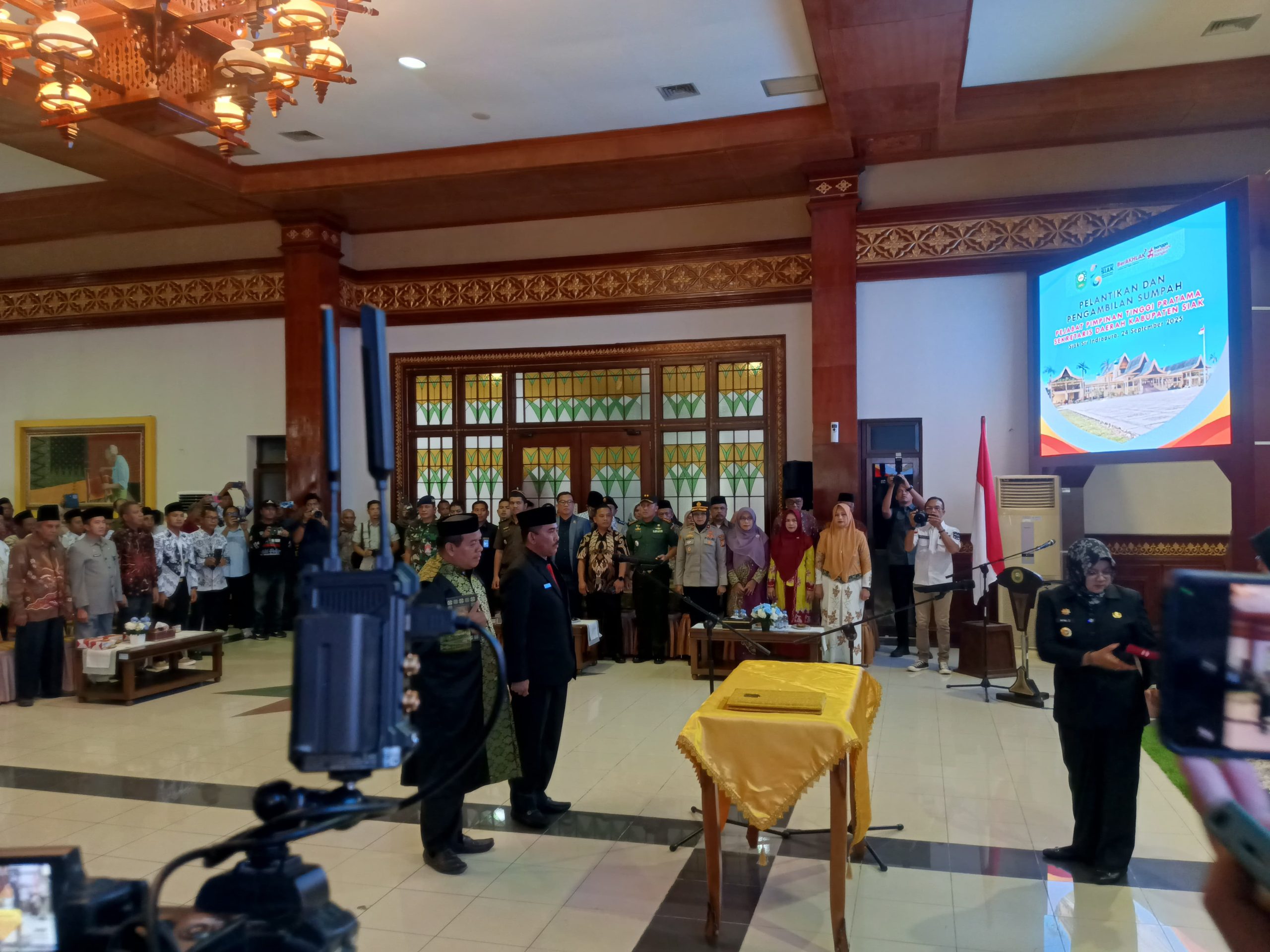 Bupati Afni Lantik Mahadar SPd MM Sebagai Sekda Siak - Pekanbaru Pos