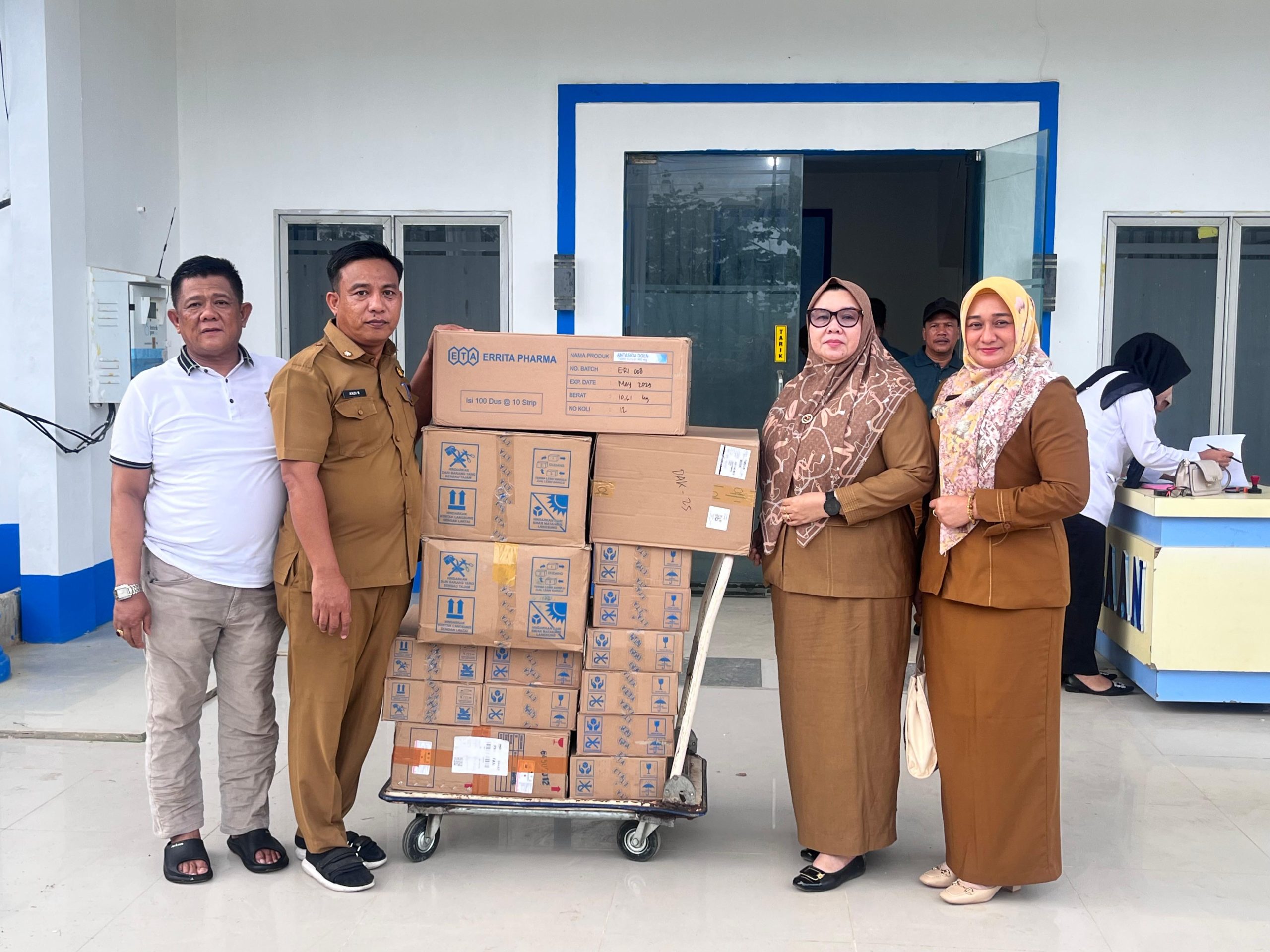 Diskes Rohil Salurkan Obat dan Donasi untuk Korban Bencana di Sumbar ...